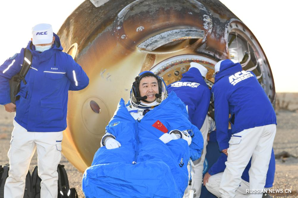 Возвращаемая капсула корабля "Шэньчжоу-21" с тремя космонавтами на ...